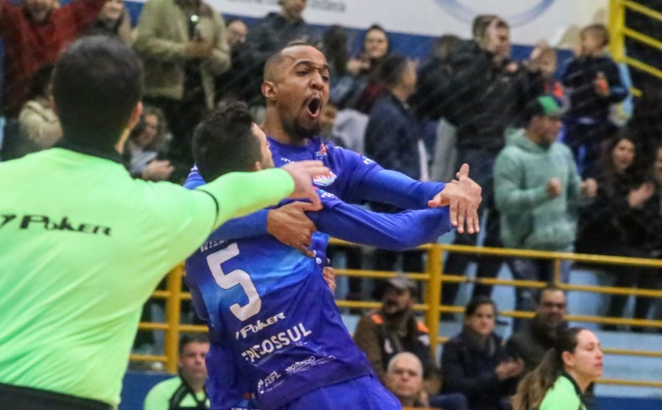 Parrulo Ferrol assina com William – LNF