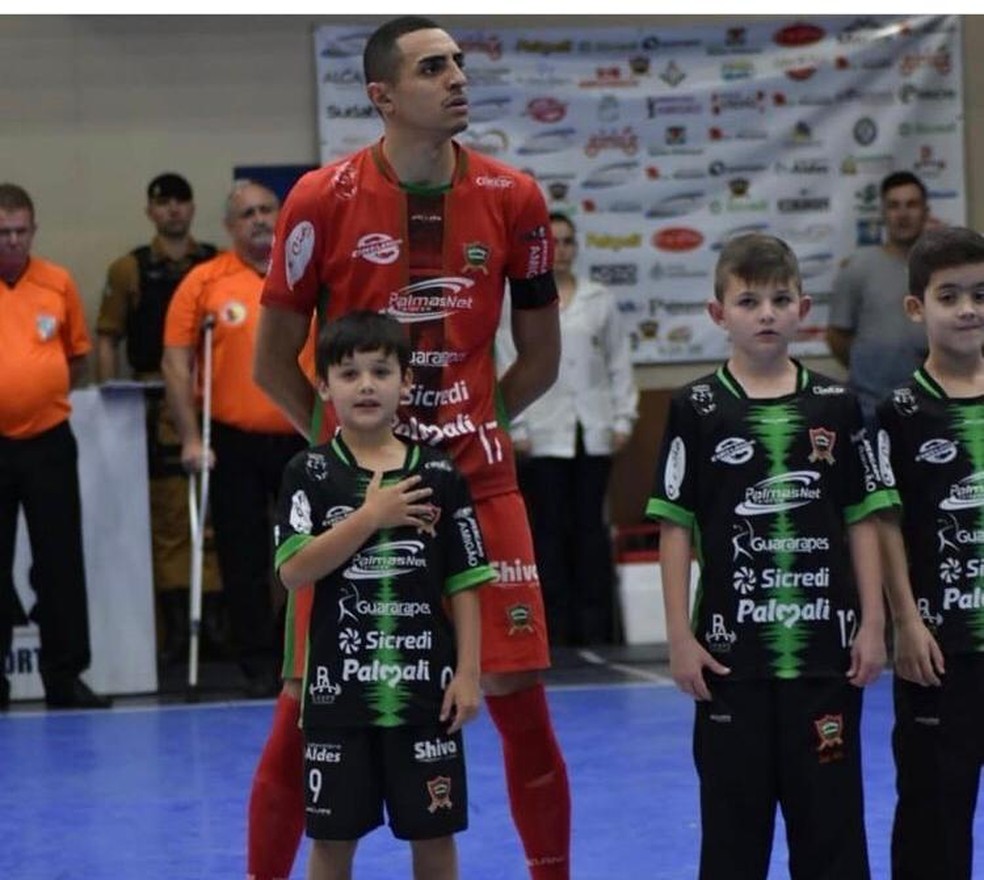 Sem espaço no futebol, atleta se destaca no futsal e chega à Europa com ...