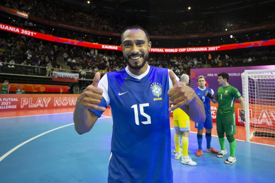Um dos mais experientes da Seleção, Lé celebra gol e medalha de bronze ...
