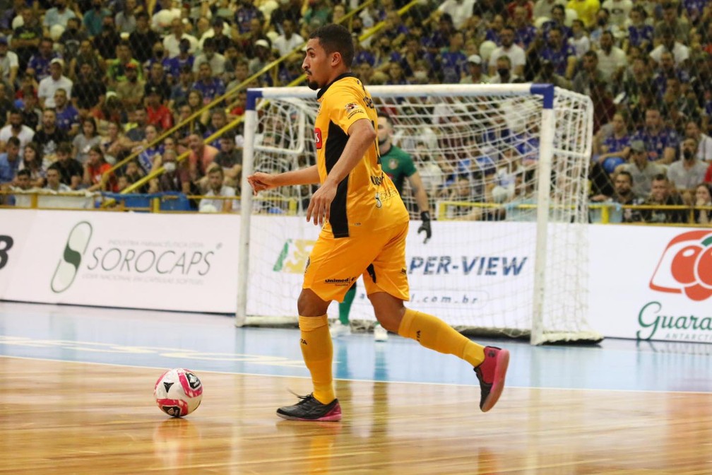 Lucas Gomes celebra empate do Magnus no jogo de ida da semi da LNF ...