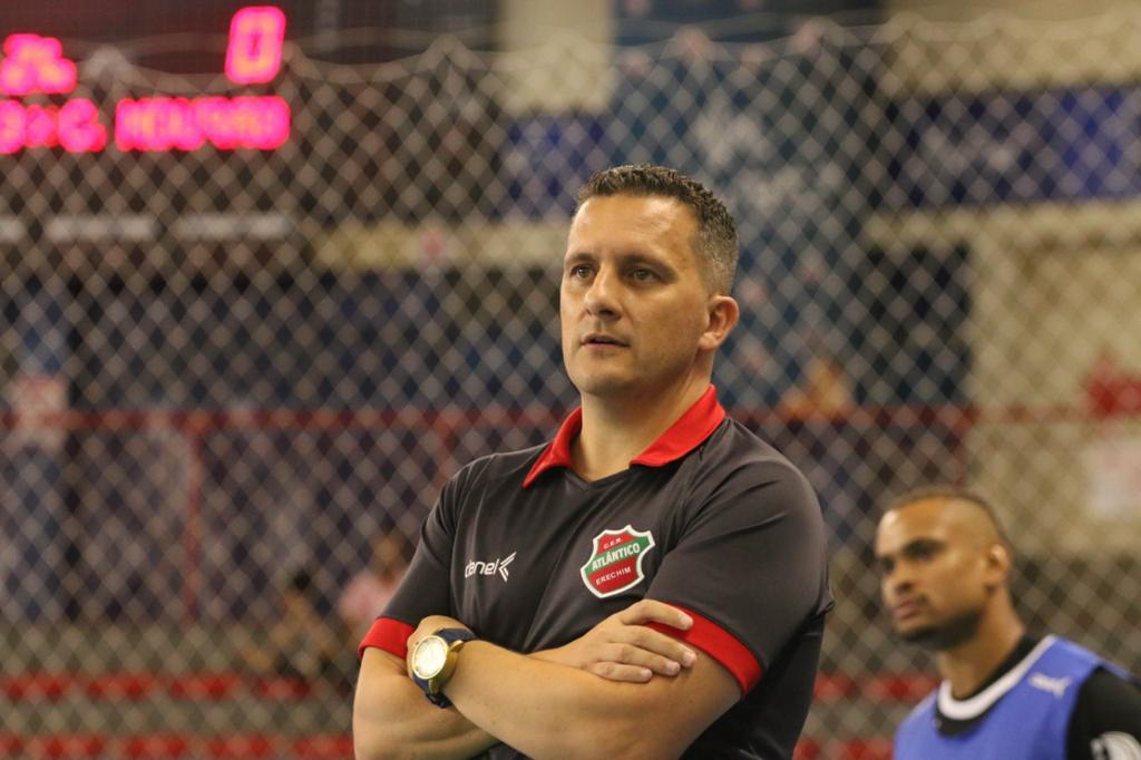 Eleito melhor treinador de futsal do país em 2022, Thiago “Gordo” Raupp ...