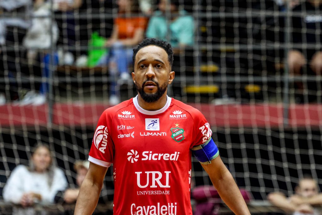 William projeta dificuldade até para se comunicar em quadra contra o ...